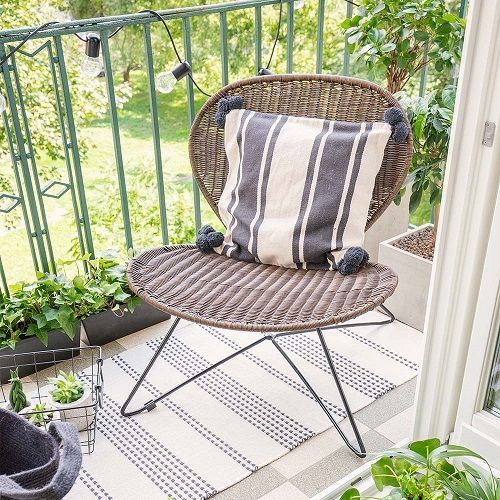 Comment agrandir visuellement votre balcon grâce à la déco