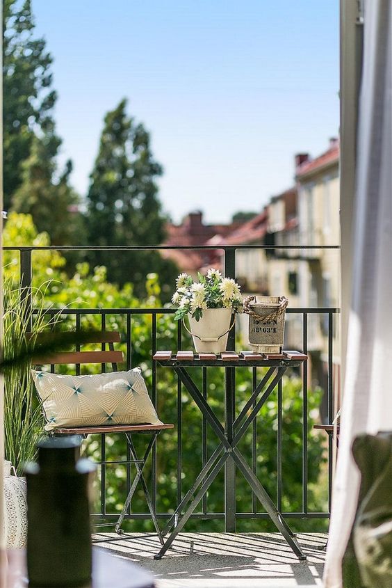 Comment agrandir visuellement votre balcon grâce à la déco