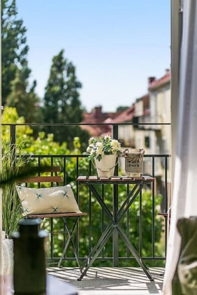 Comment agrandir visuellement votre balcon grâce à la déco