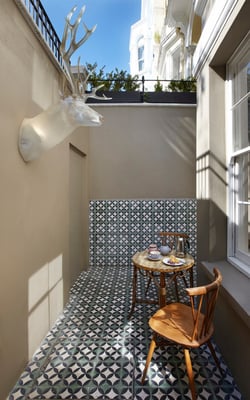 Comment agrandir visuellement votre balcon grâce à la déco