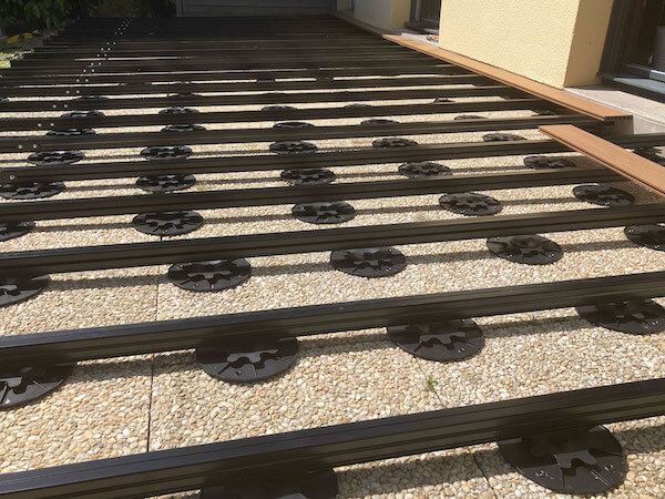 Opter pour la lambourde composite pour une terrasse durable