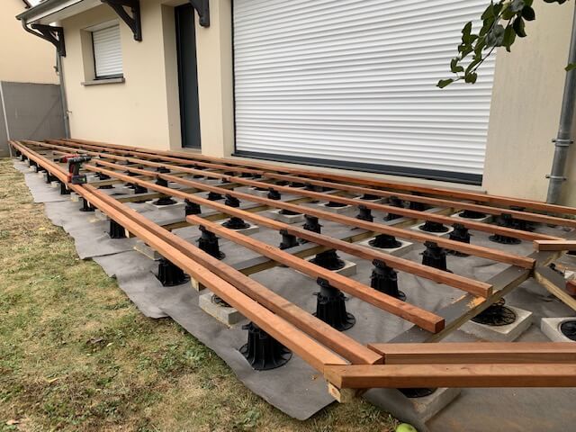 Quels plots recommandés pour une terrasse sur sol meuble