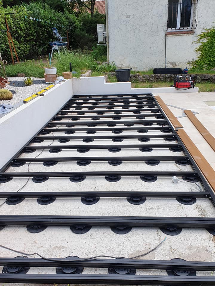 Comment poser sa terrasse composite sur une dalle en béton