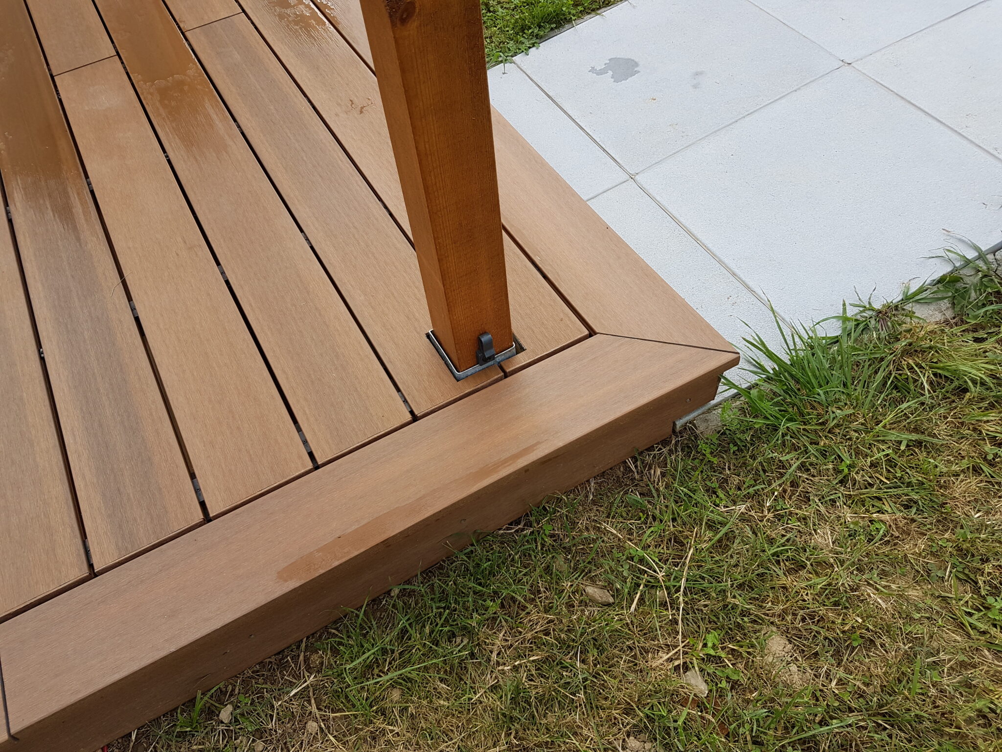 Comment réussir les finitions de sa terrasse composite